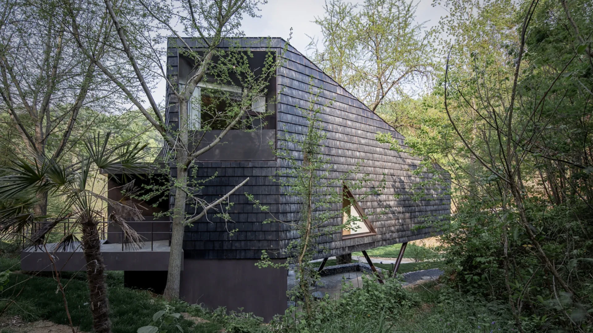 Suspended geometry - Conseil+Arch